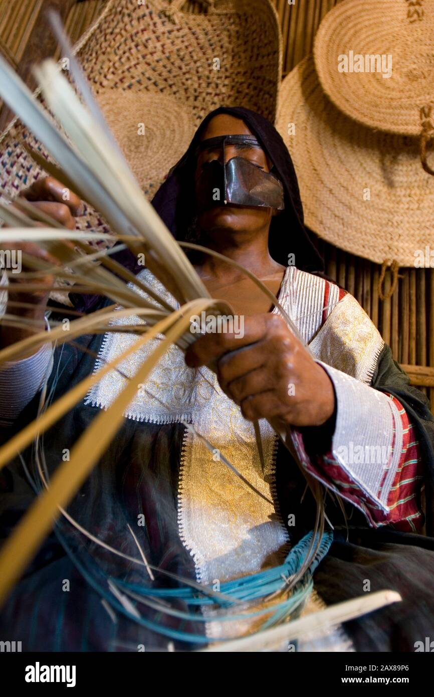 Emirati woman weaving hi-res stock photography and images - Alamy