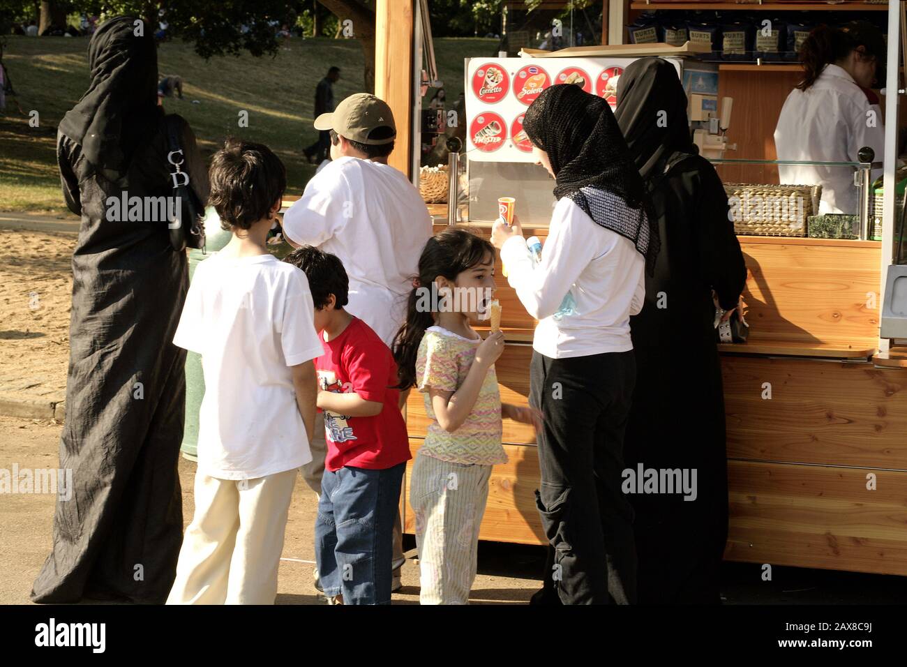 Hyde park muslim women hi-res stock photography and images - Alamy