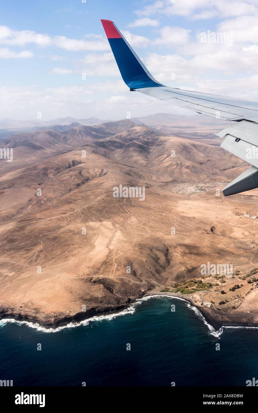 Canary Islands mountain landscape under airplane wing Stock Photo - Alamy
