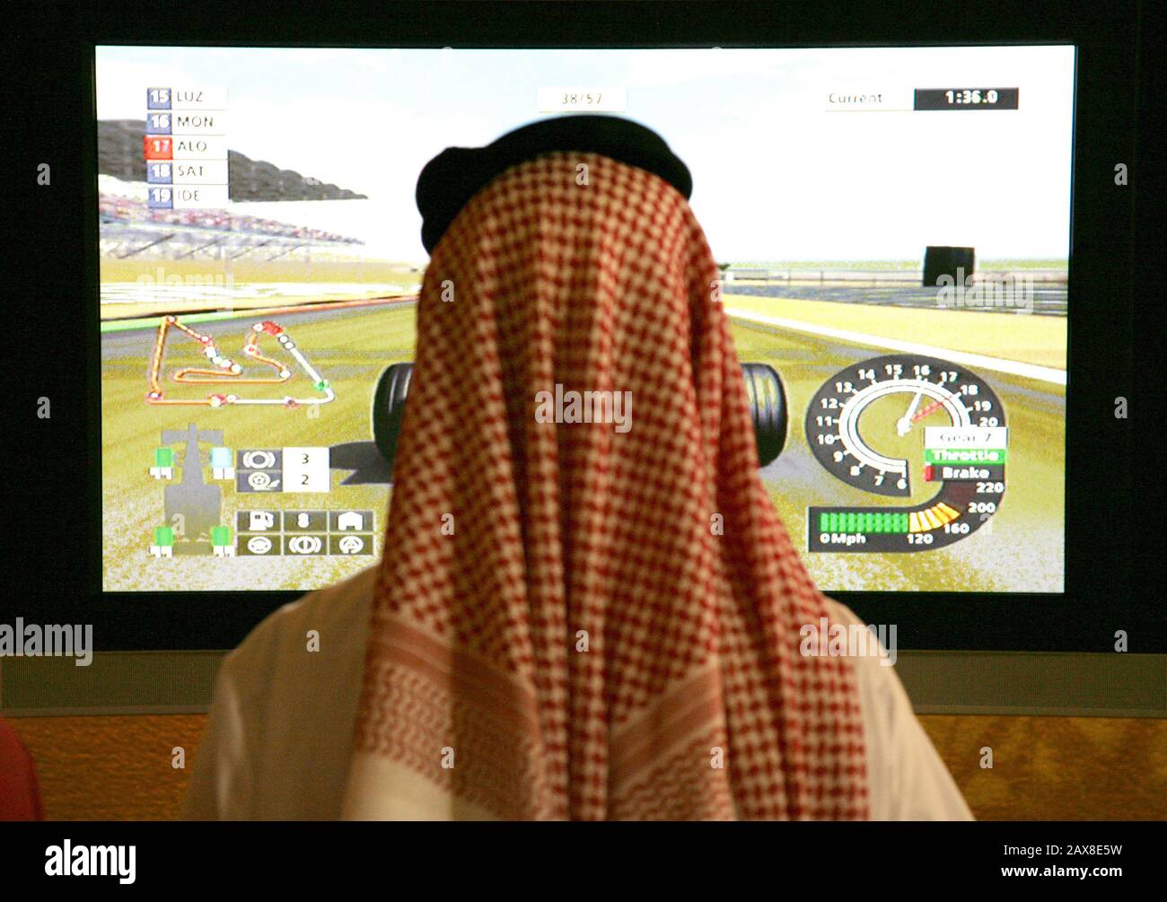 Traditional bahrain clothing hi-res stock photography and images - Alamy