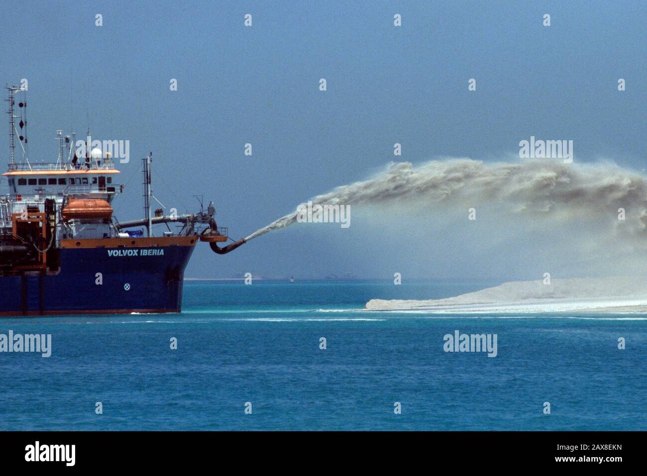 Dubai the world sand ship hi-res stock photography and images - Alamy