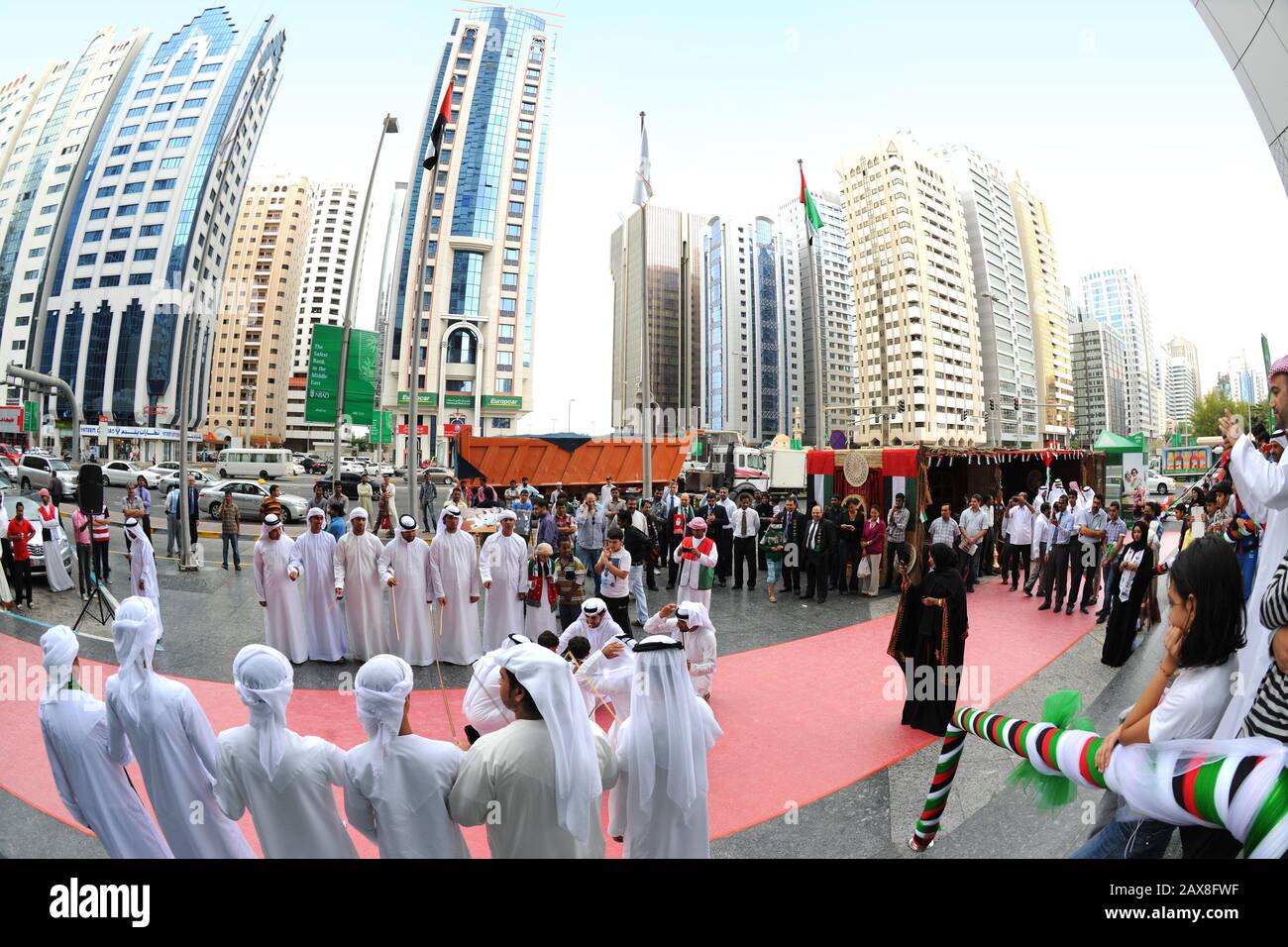 Abu dhabi skyline crowd hi-res stock photography and images - Alamy