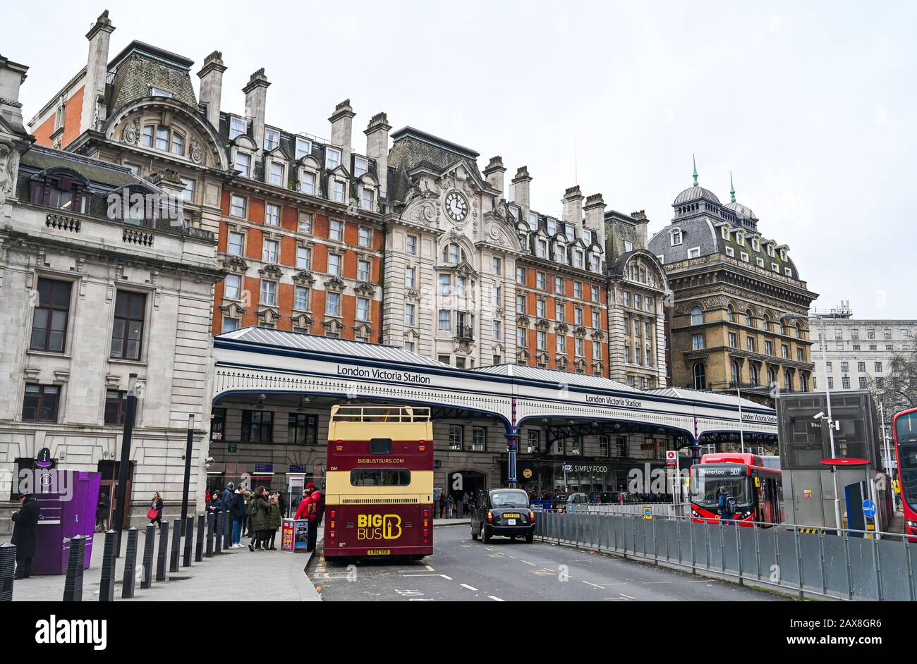 Buses outside london victoria hi-res stock photography and images - Alamy