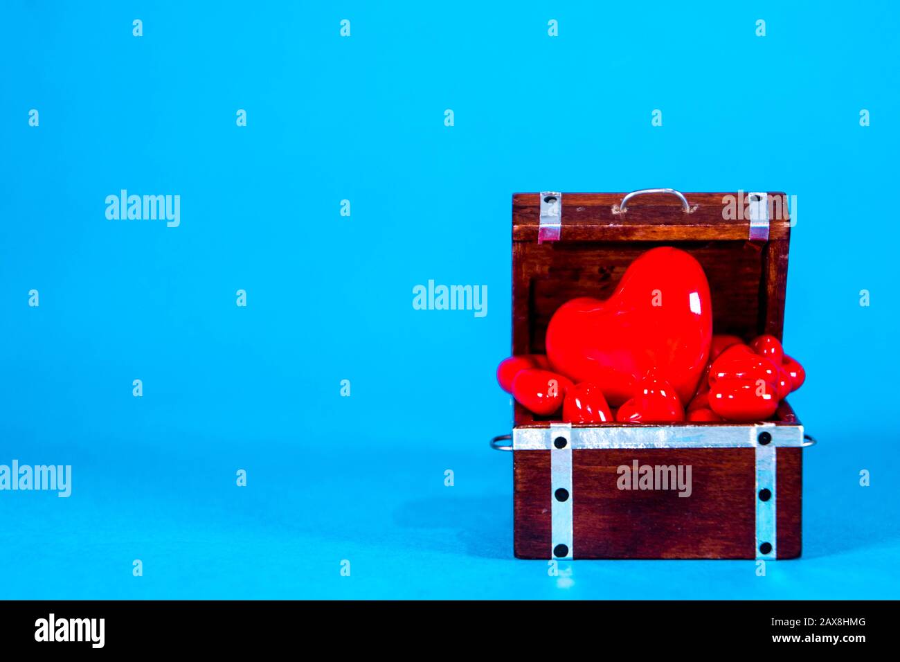 Wooden chest 14th hi-res stock photography and images - Alamy