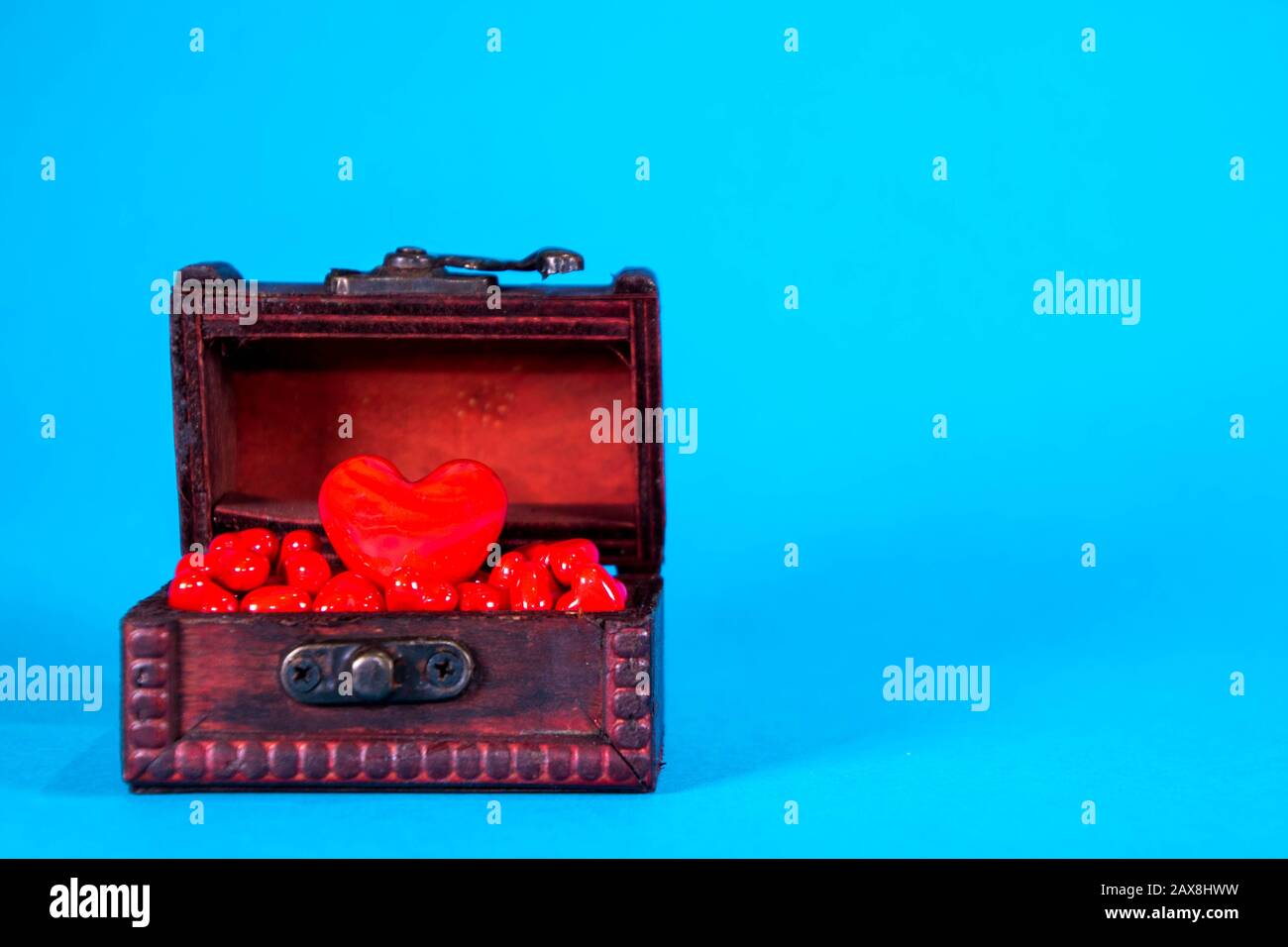 Wooden chest 14th hi-res stock photography and images - Alamy
