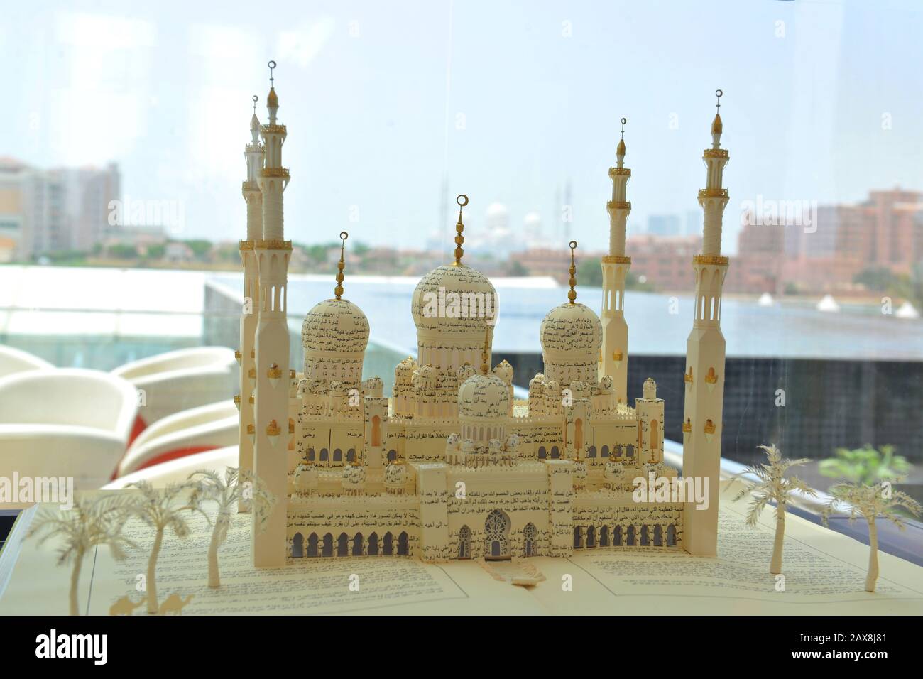 Sheikh zayed grand mosque calligraphy hi-res stock photography and ...