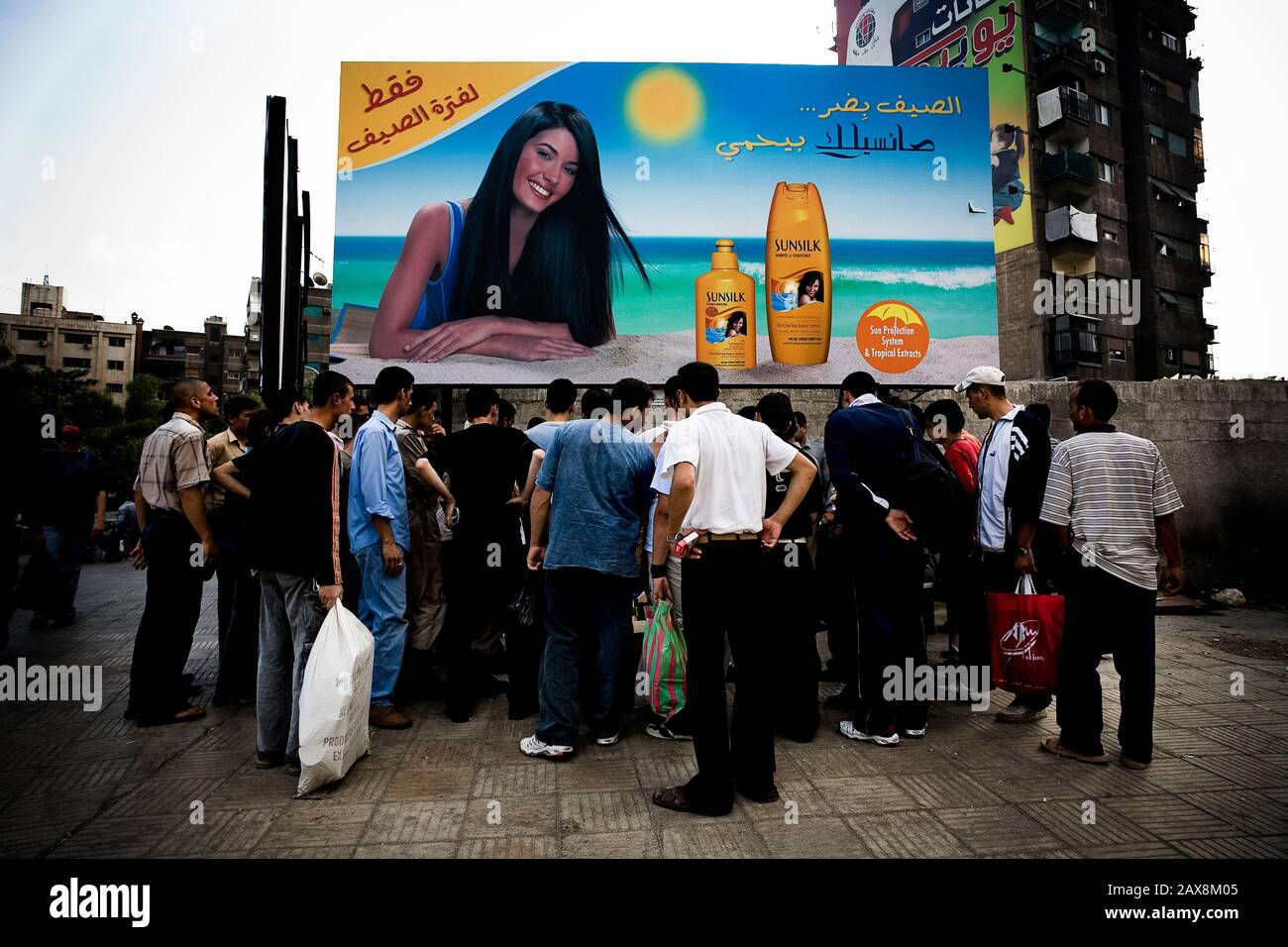 People watching billboard hi-res stock photography and images - Alamy