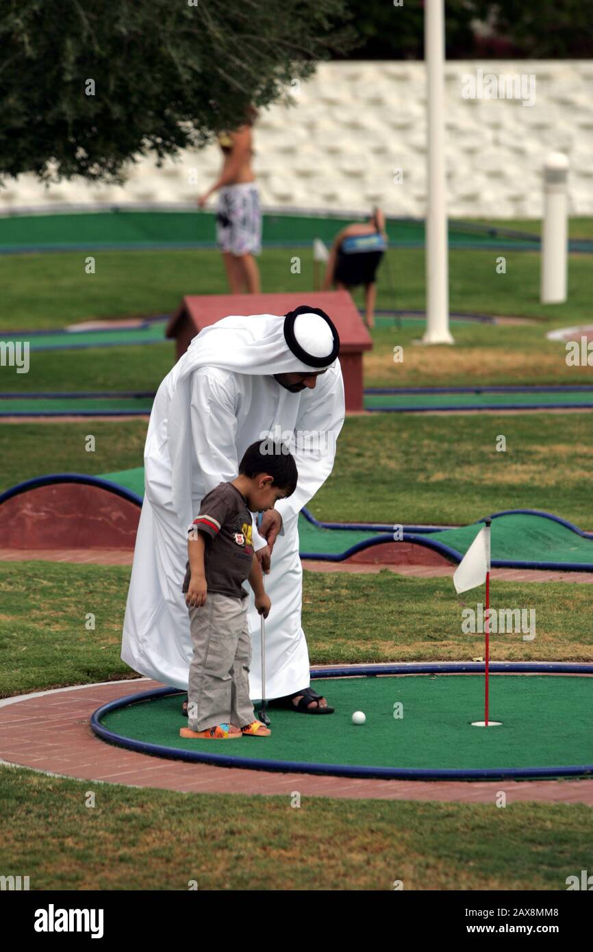 Emirati Father And Son High Resolution Stock Photography and Images - Alamy