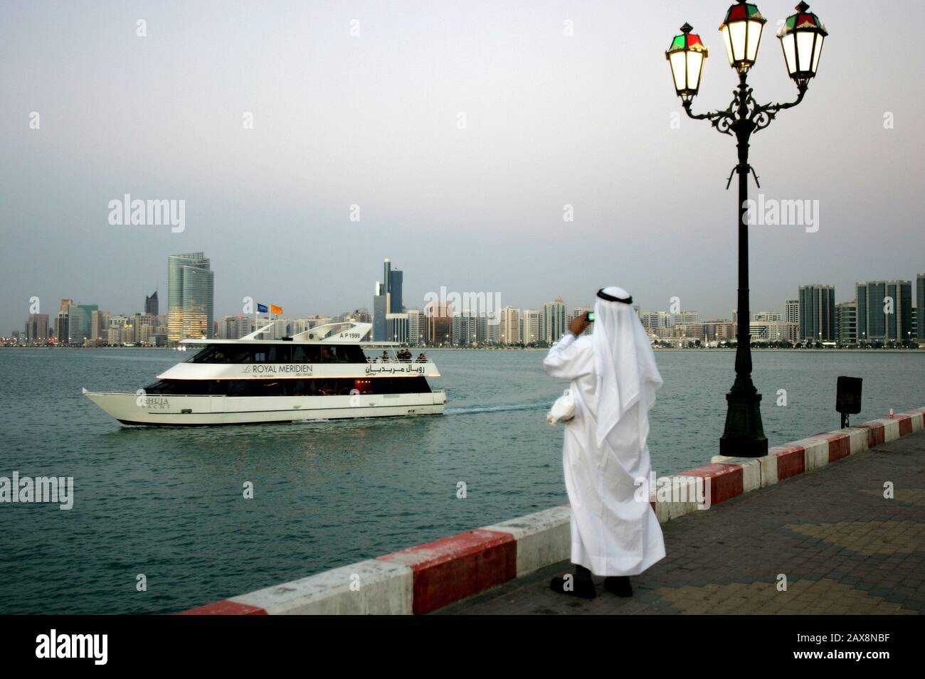 Traditional emirati boat hi-res stock photography and images - Alamy