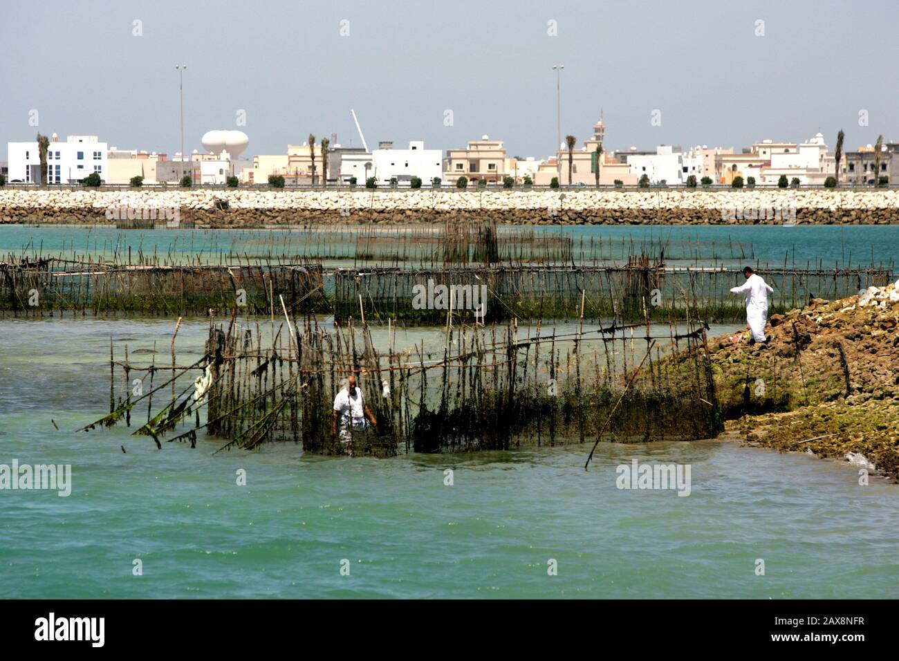 Bahraini men hi-res stock photography and images - Alamy