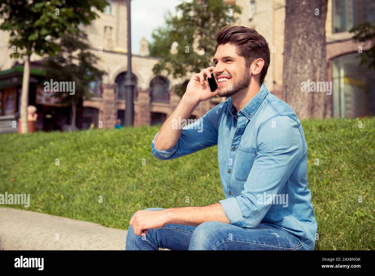 Sitting on parapet hi-res stock photography and images - Alamy