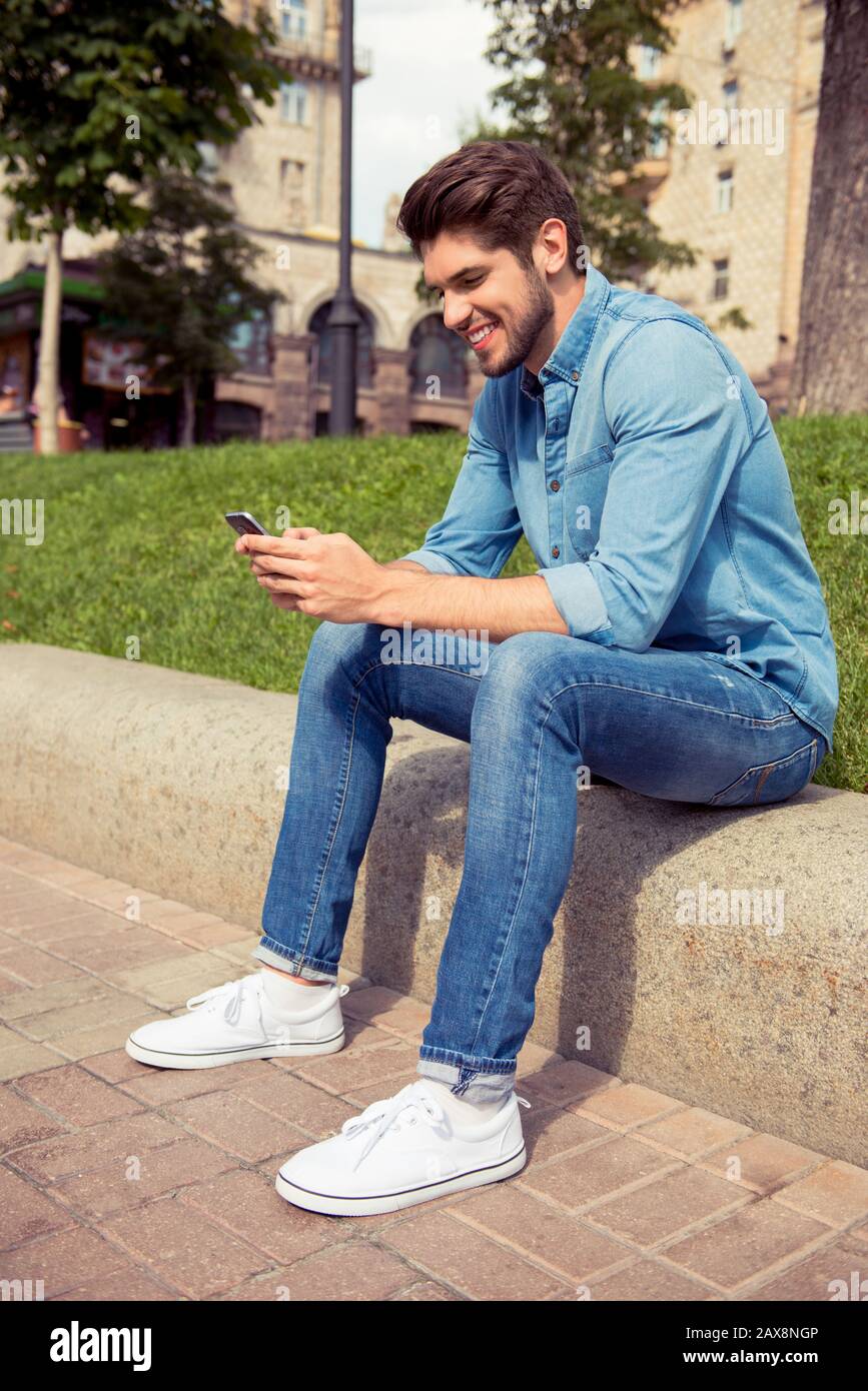 Sitting on parapet hi-res stock photography and images - Alamy