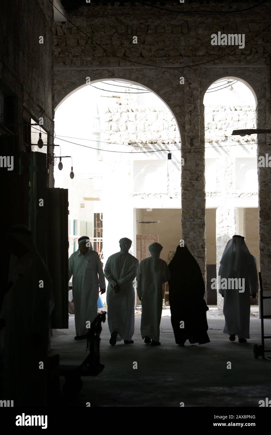 Qatari abaya hi-res stock photography and images - Alamy