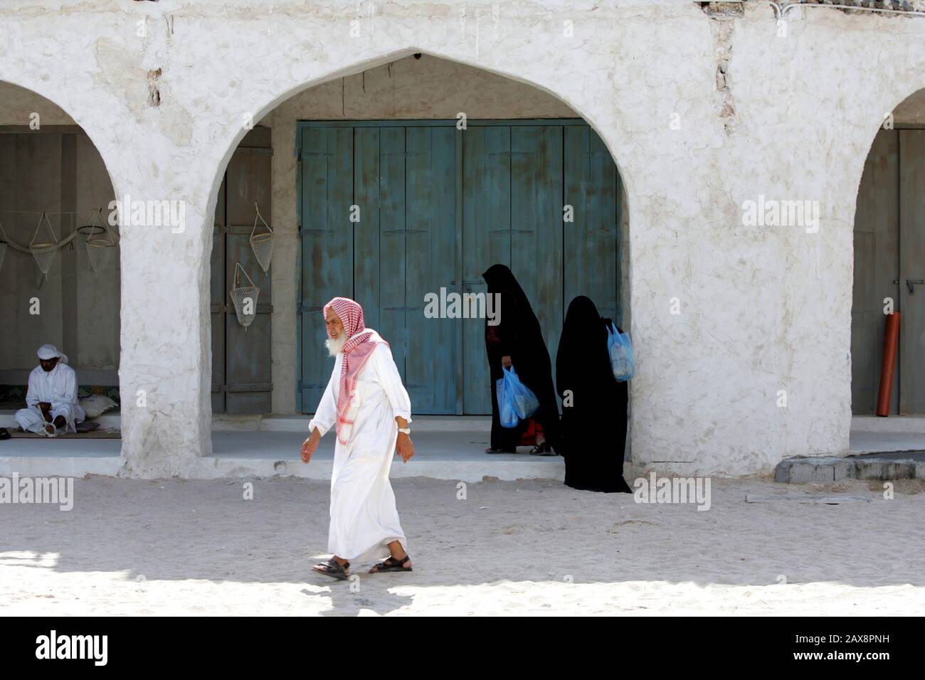 Qatari abaya hi-res stock photography and images - Alamy