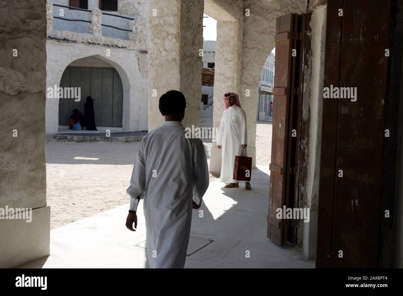 Qatari abaya hi-res stock photography and images - Alamy