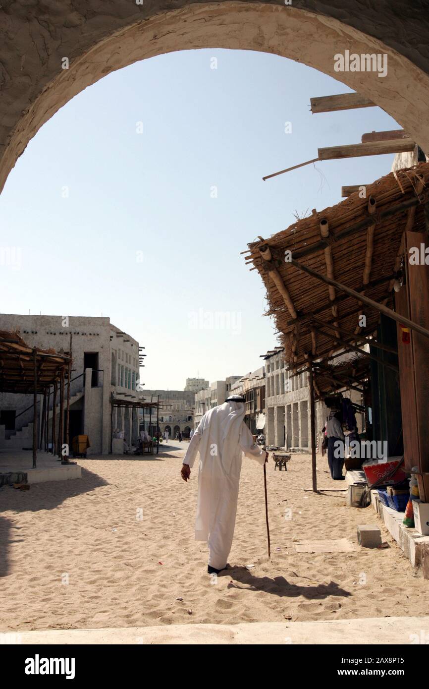 Qatari abaya hi-res stock photography and images - Alamy