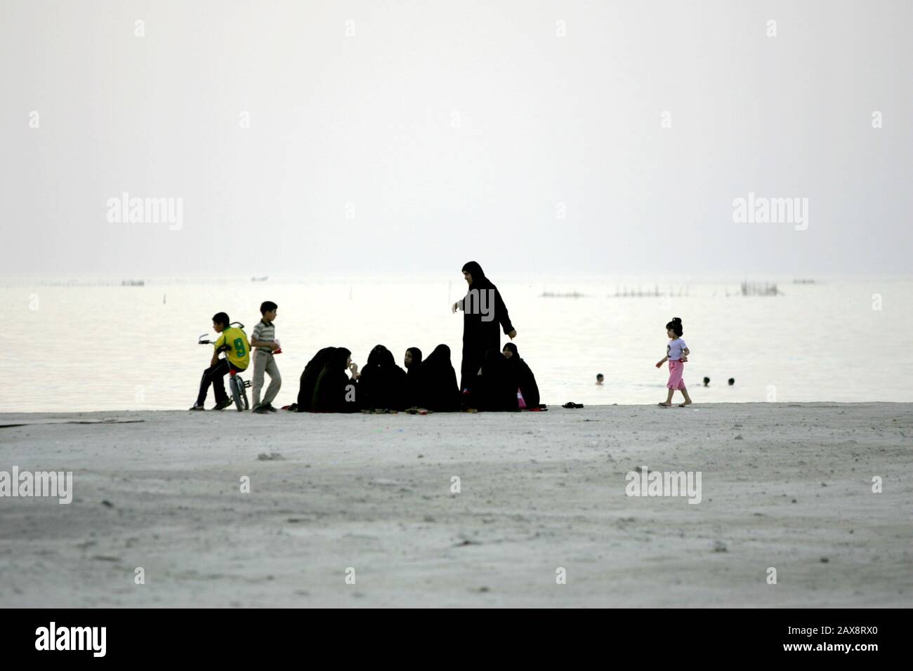 Bahrain beach family hi-res stock photography and images - Alamy