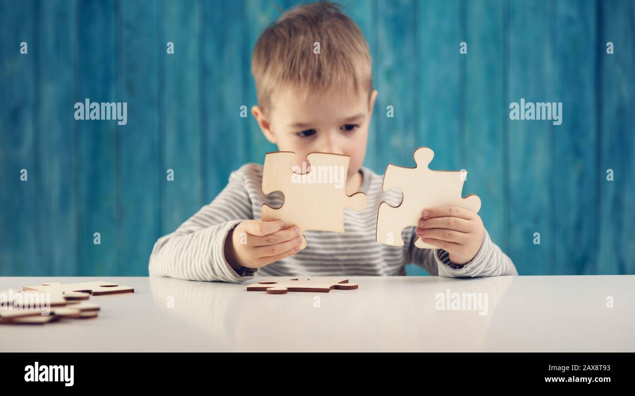 Child puzzle hi-res stock photography and images - Alamy
