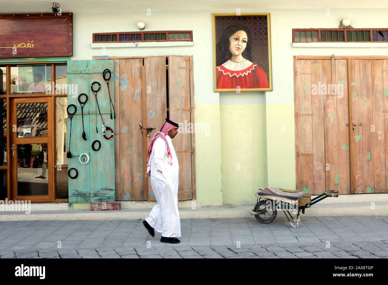Arab Man Walking Dish Dash High Resolution Stock Photography and Images ...