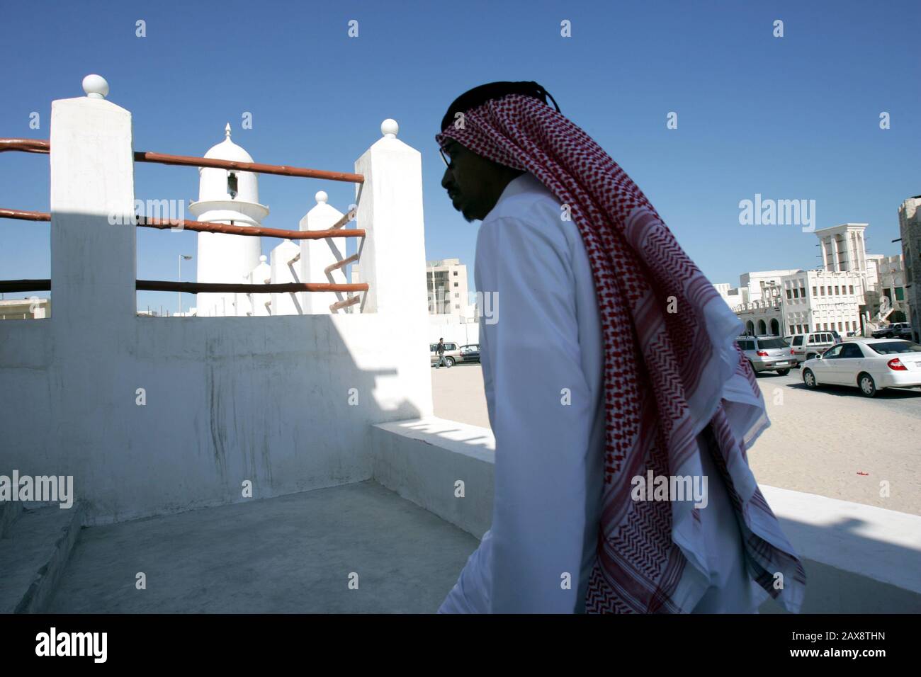 Arab Man Walking Dish Dash High Resolution Stock Photography and Images ...