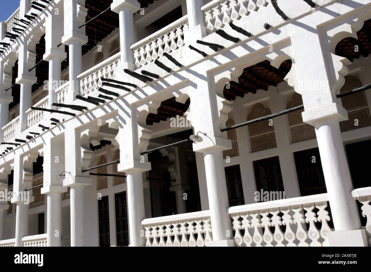 Cornice columns hi-res stock photography and images - Alamy