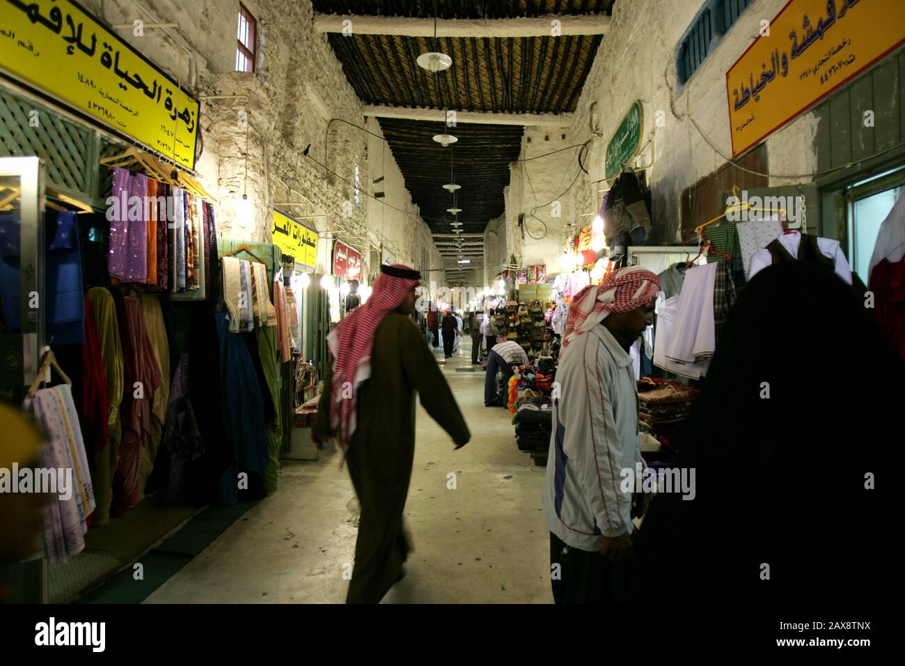 Traditional qatari clothes hi-res stock photography and images - Alamy
