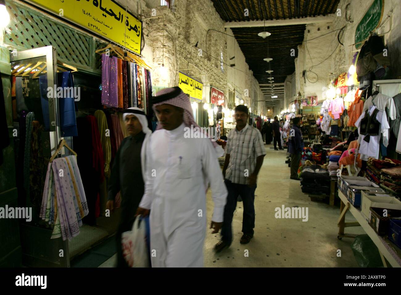 Traditional qatari clothes hi-res stock photography and images - Alamy