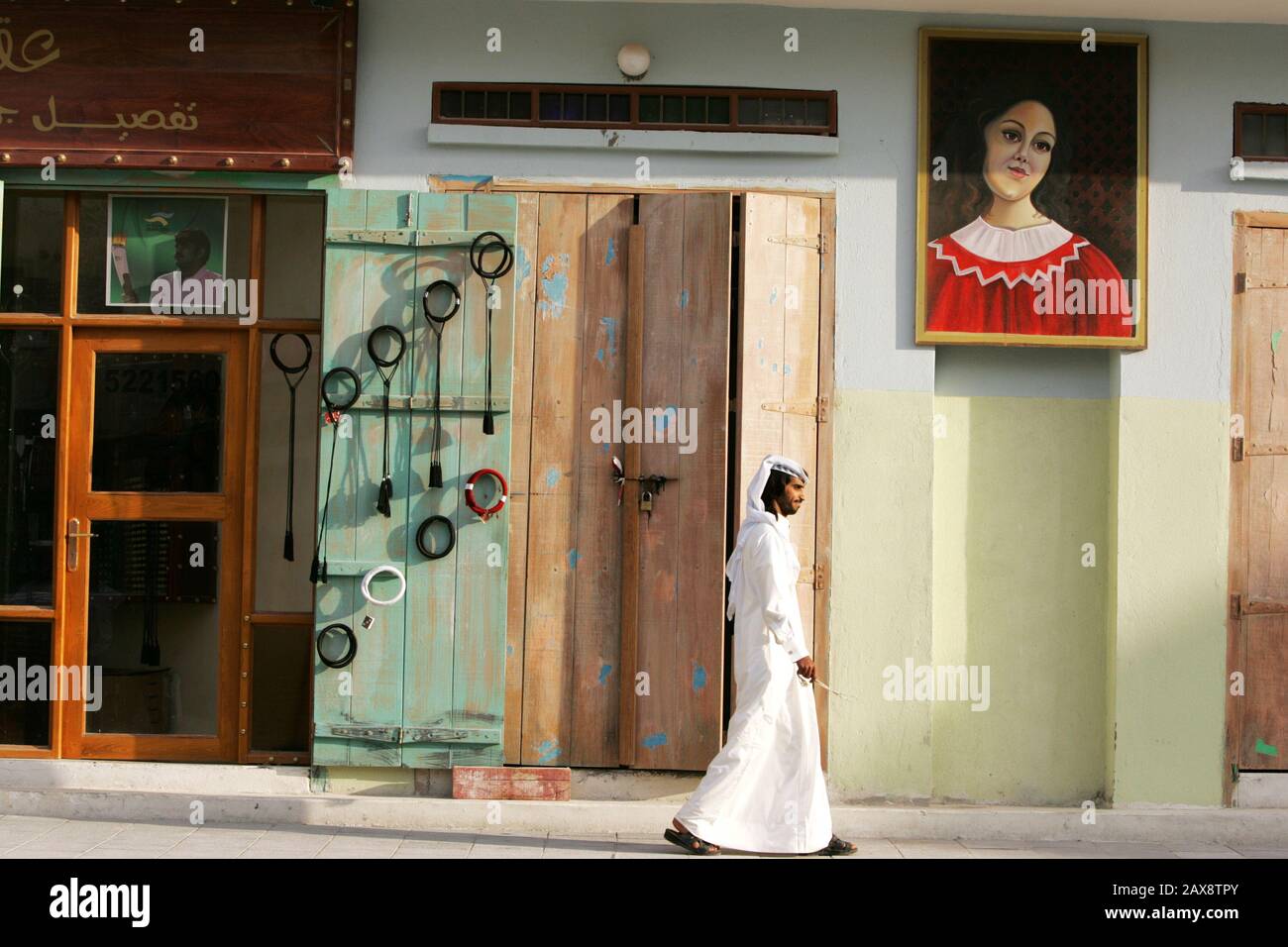 Arab man walking dish dash hi-res stock photography and images - Alamy