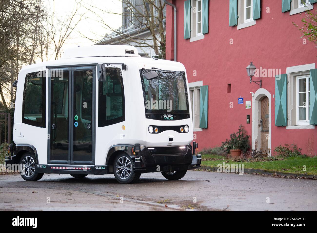 Shuttle bus autonomous hi-res stock photography and images - Alamy