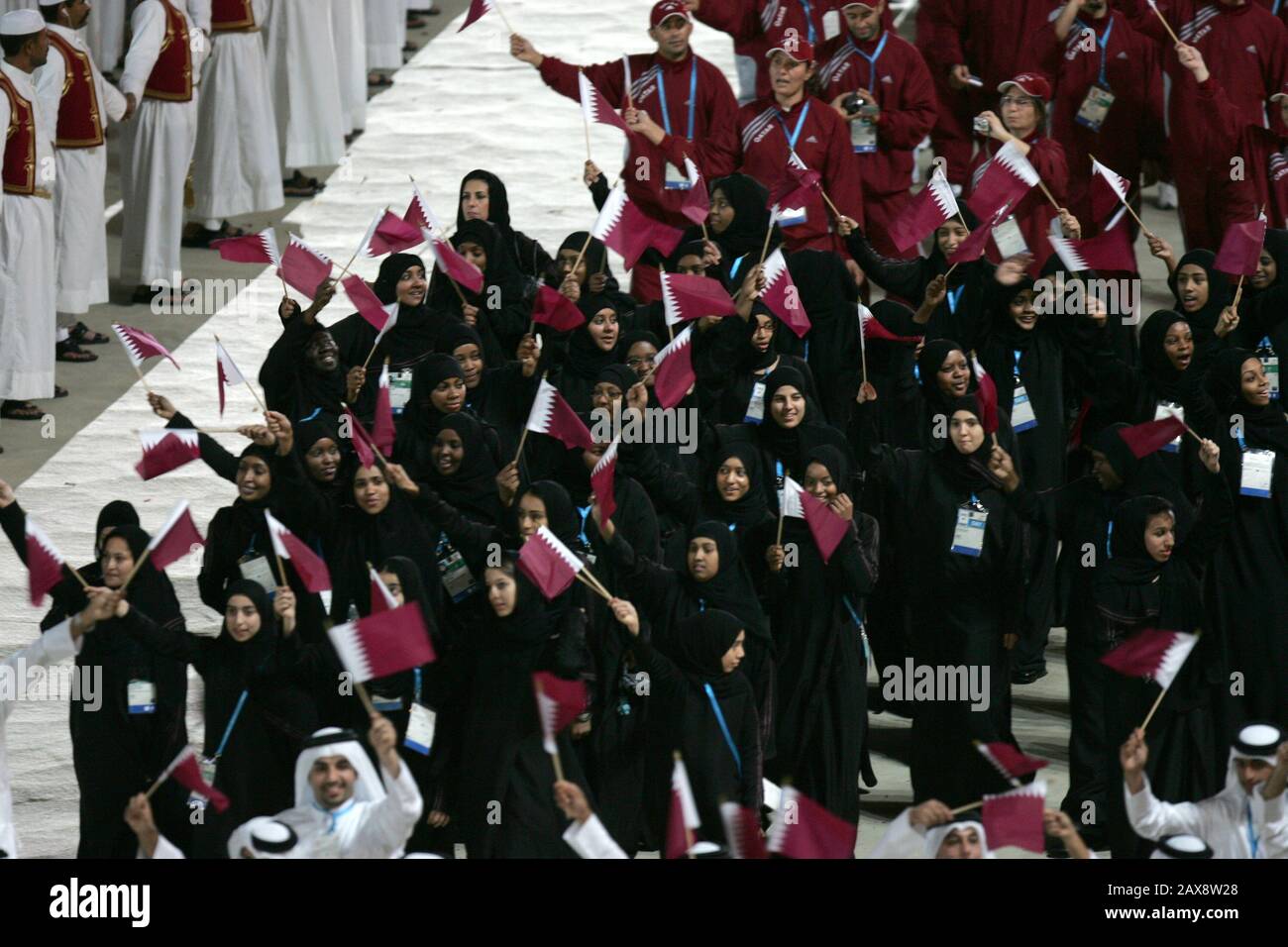 Qatari abaya hi-res stock photography and images - Alamy