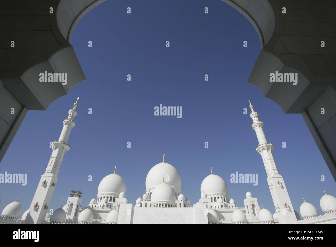 Sheikh zayed grand mosque calligraphy hi-res stock photography and ...