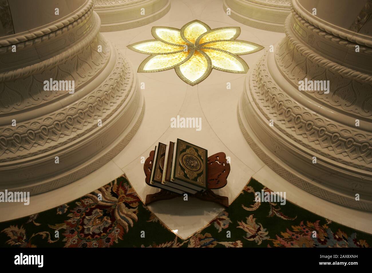 Sheikh zayed grand mosque calligraphy hi-res stock photography and ...