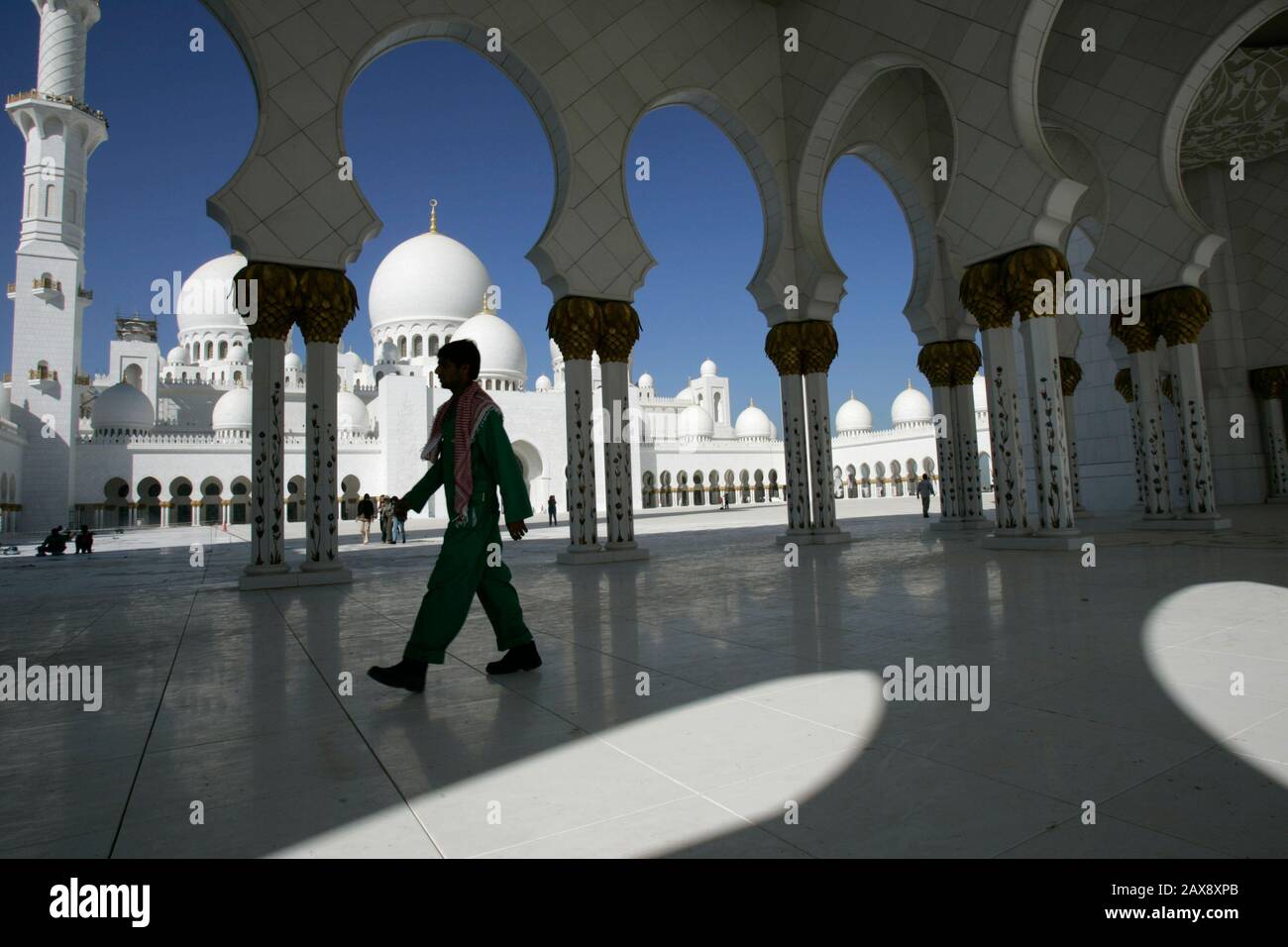 Sheikh zayed grand mosque calligraphy hi-res stock photography and ...