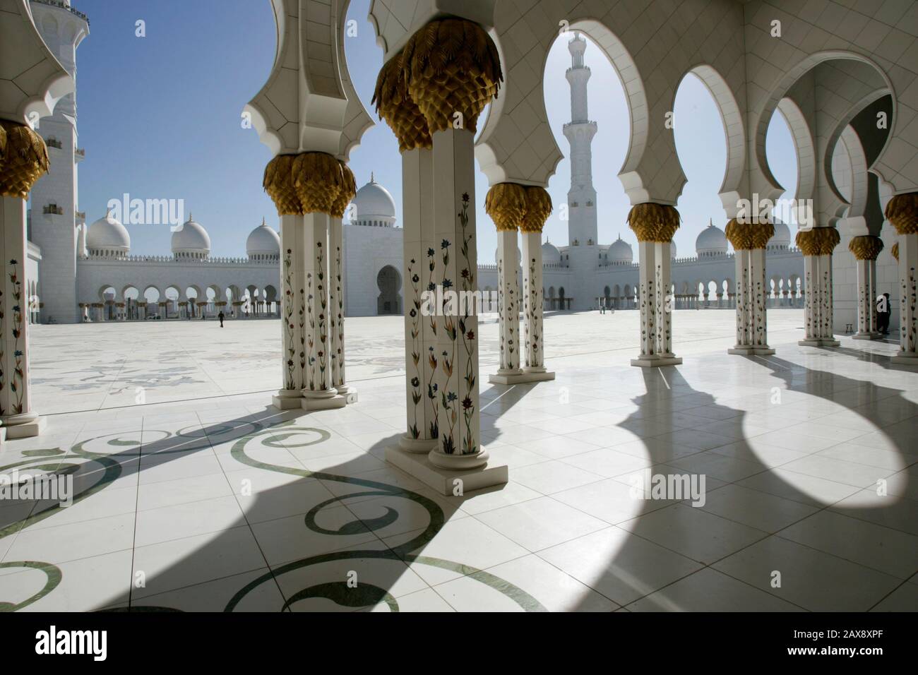 Sheikh zayed grand mosque calligraphy hi-res stock photography and ...