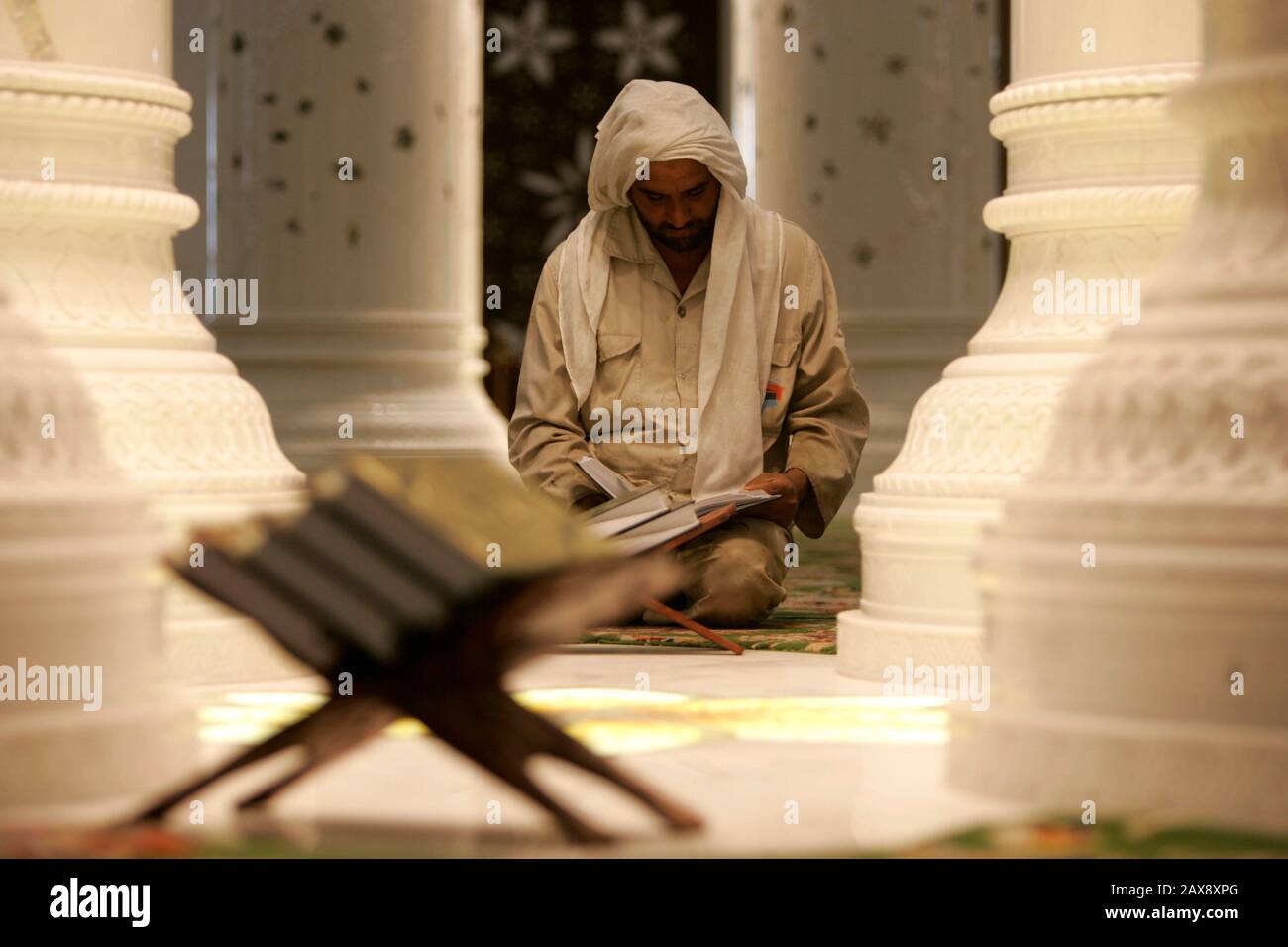 Muslim prayer abu dhabi man hi-res stock photography and images - Alamy