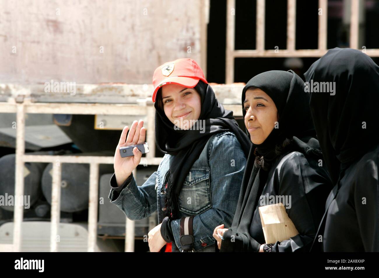 Arab crowd mobile hi-res stock photography and images - Alamy