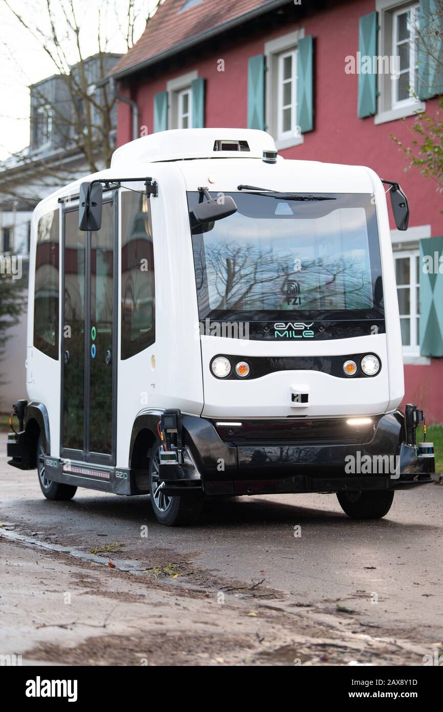 Autonomous shuttle bus hi-res stock photography and images - Alamy