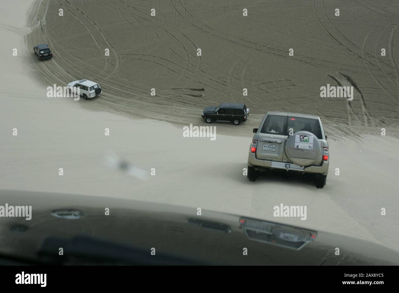 Qatar desert 4x4 hi-res stock photography and images - Alamy