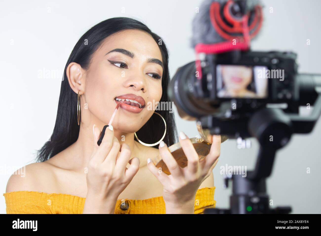 Make up tutorial hi-res stock photography and images - Alamy