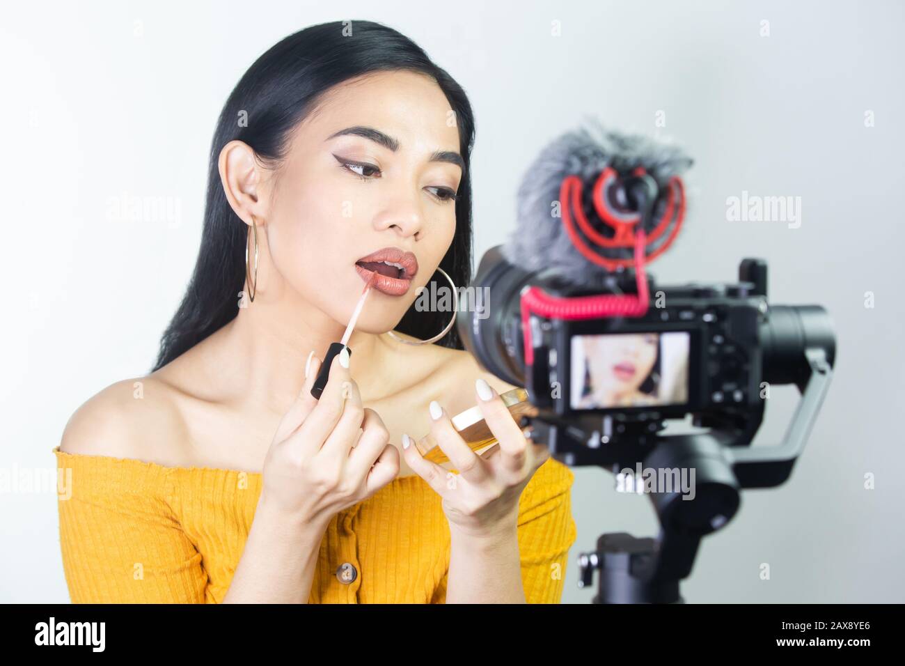 Youtuber filming hi-res stock photography and images - Alamy