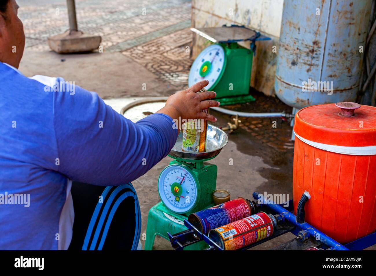 Gas canisters hi-res stock photography and images - Alamy
