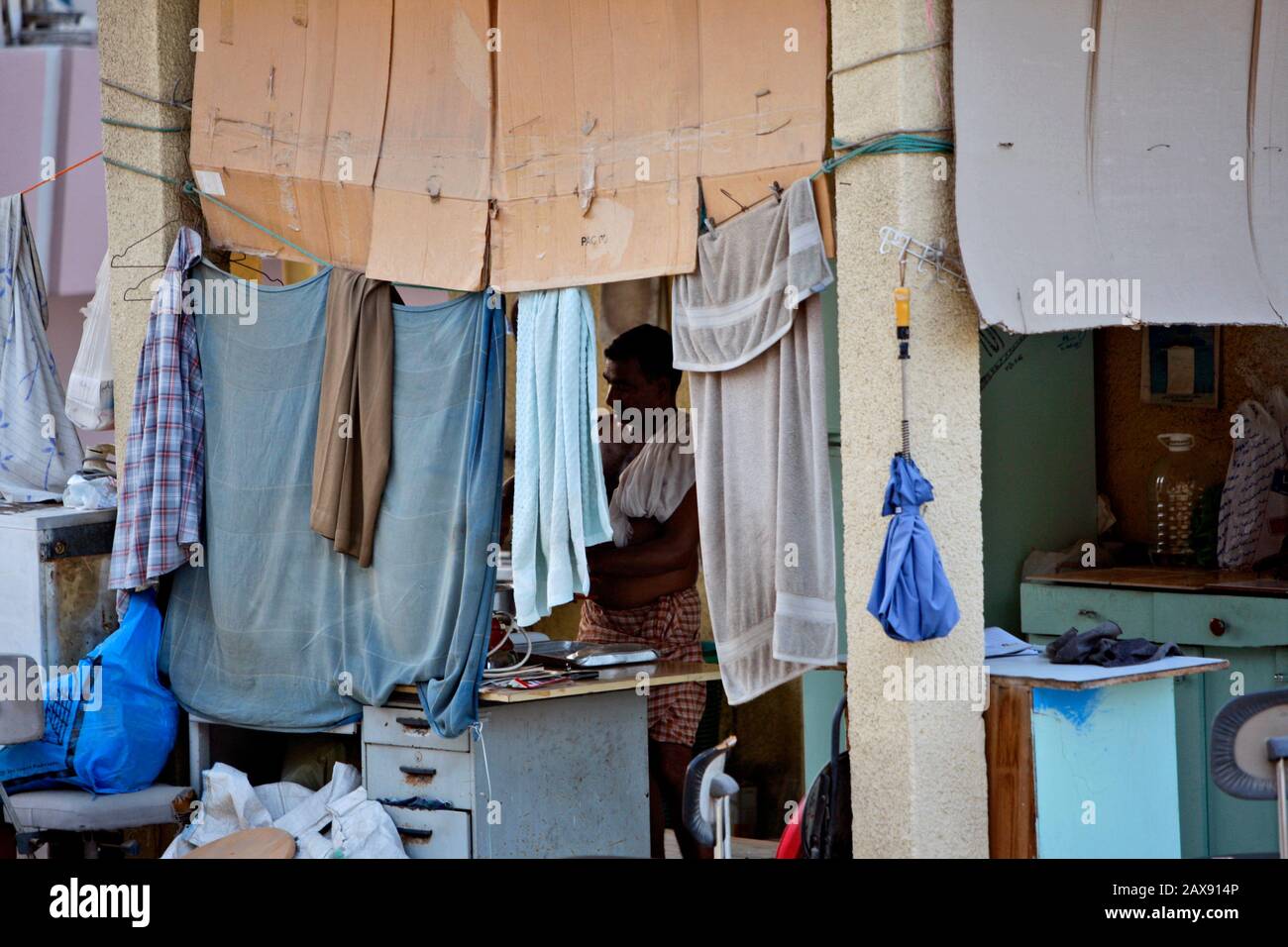 Poverty dubai hi-res stock photography and images - Alamy