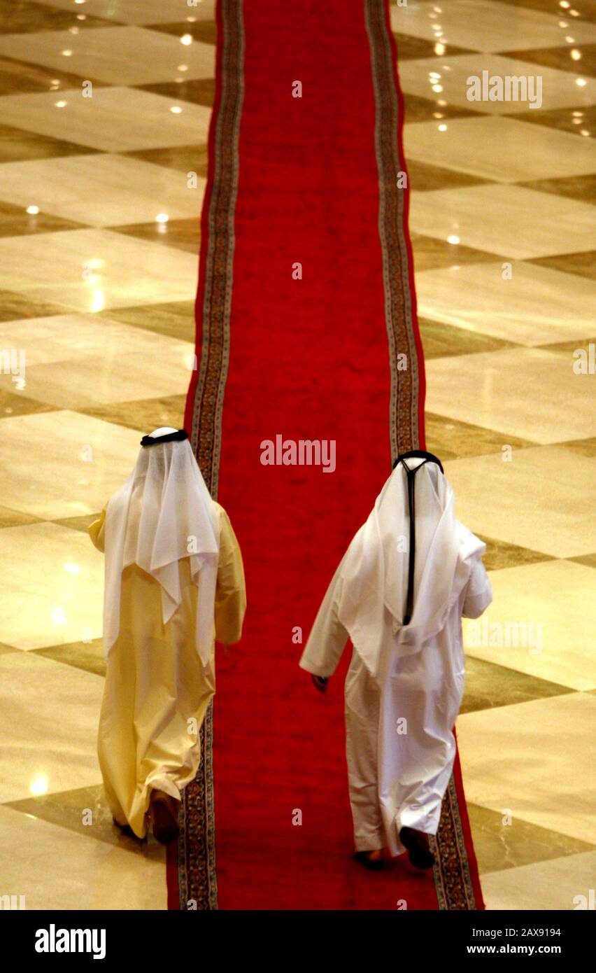 Thobe gutra hi-res stock photography and images - Alamy