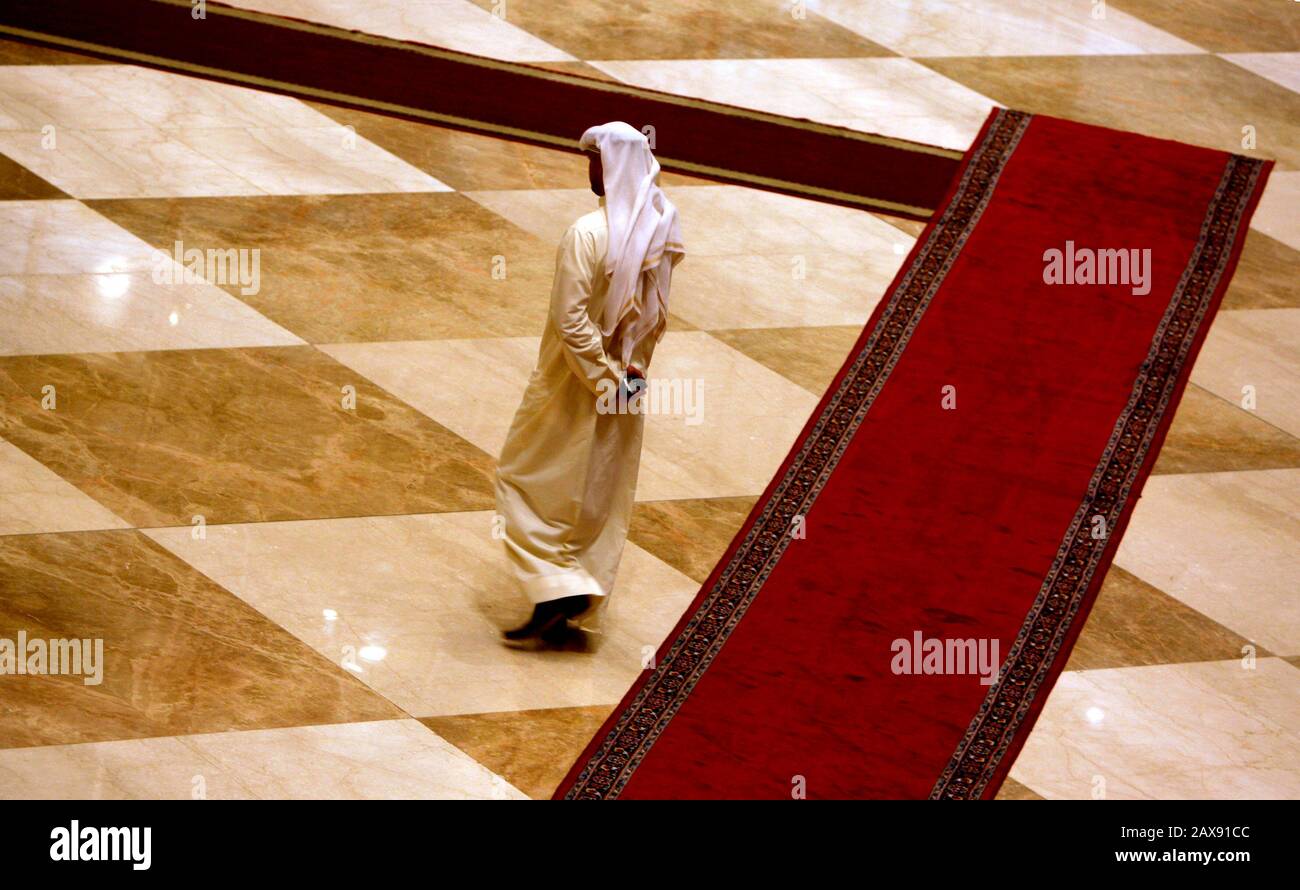 Thobe gutra hi-res stock photography and images - Alamy