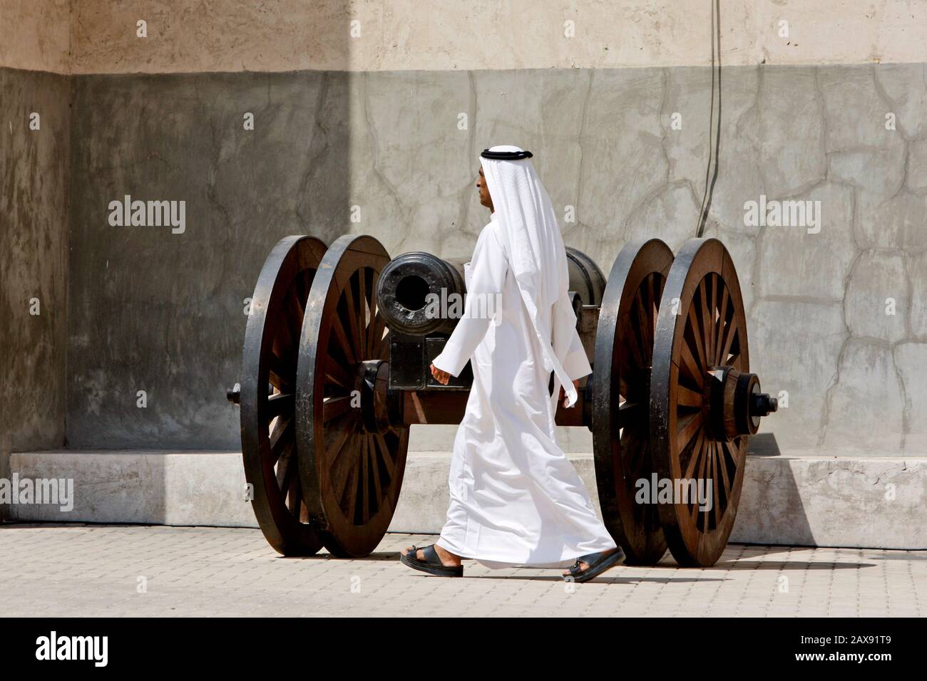 Thobe gutra hi-res stock photography and images - Alamy