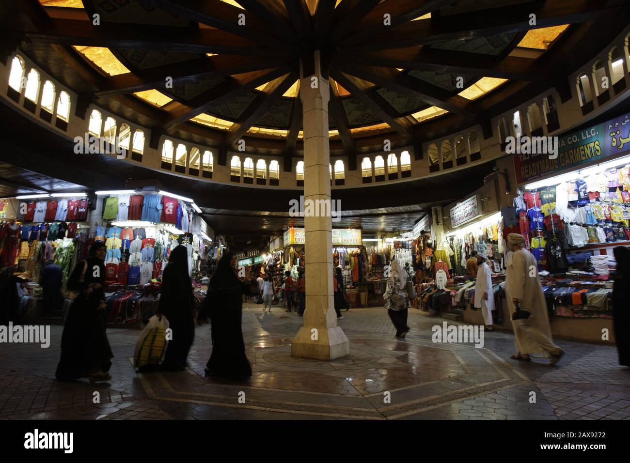Omani crowd hi-res stock photography and images - Alamy