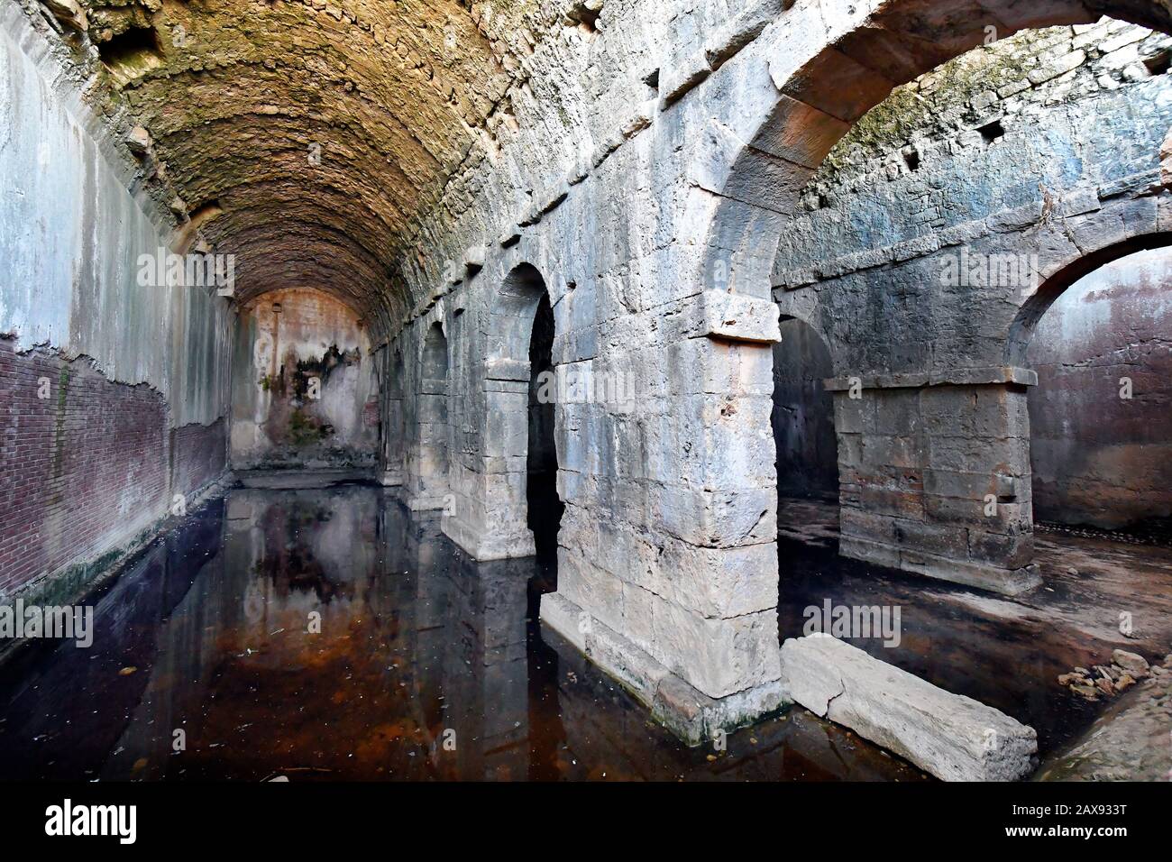 Ancient roman cistern hi-res stock photography and images - Alamy