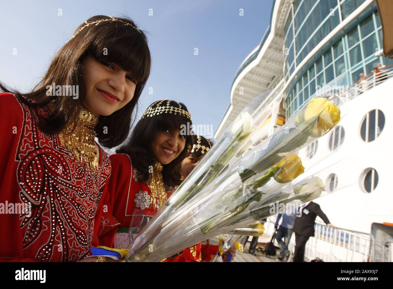 Dubai united arab emirates girls hi-res stock photography and images ...