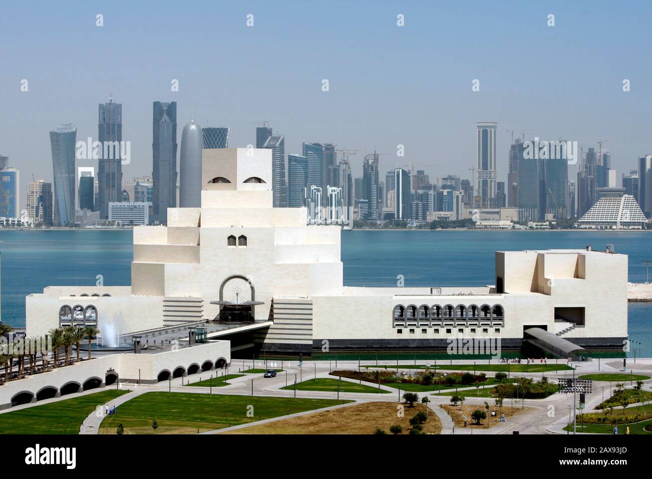 Buildings doha hi-res stock photography and images - Alamy