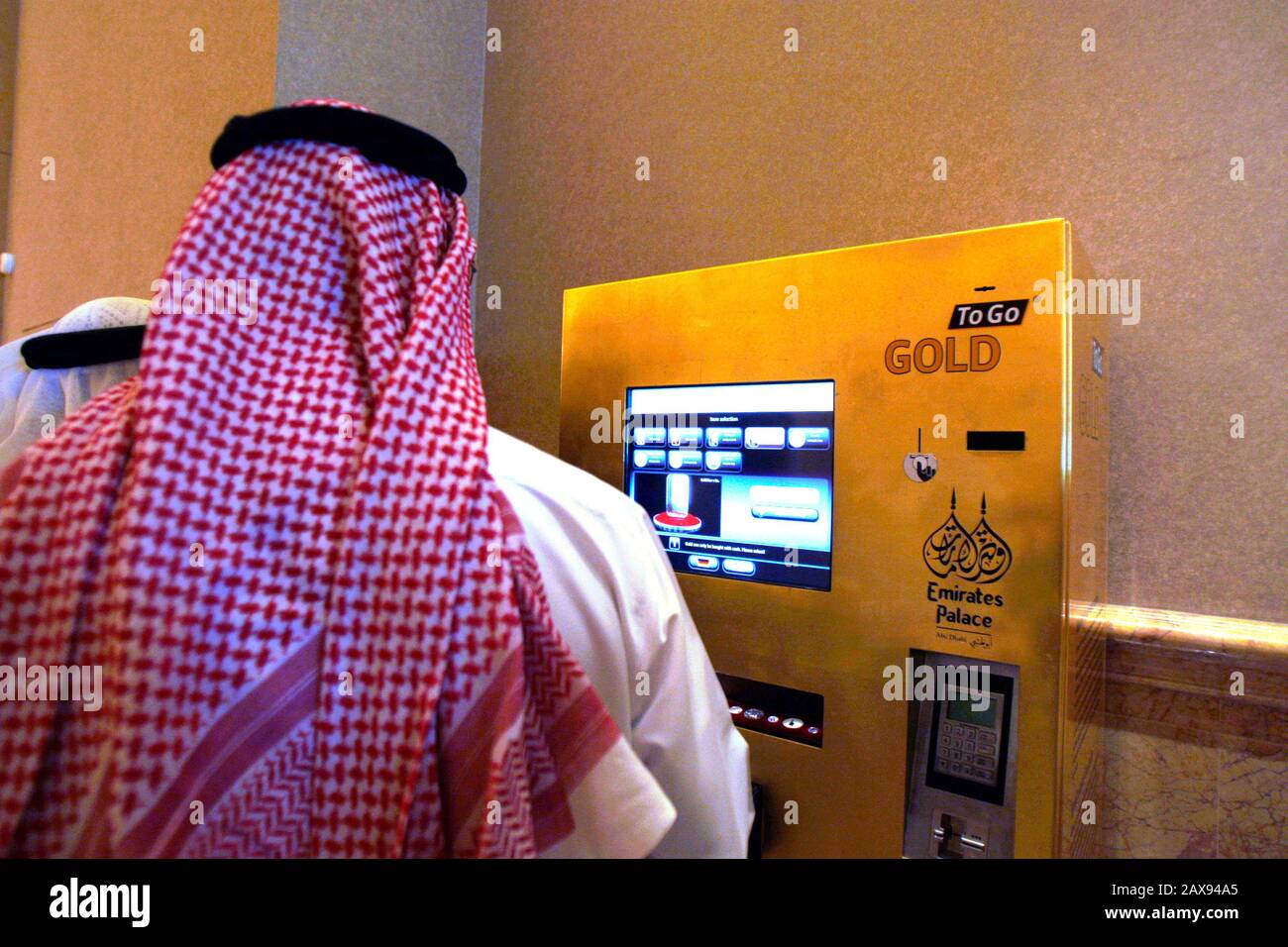Gold vending machine hi-res stock photography and images - Alamy
